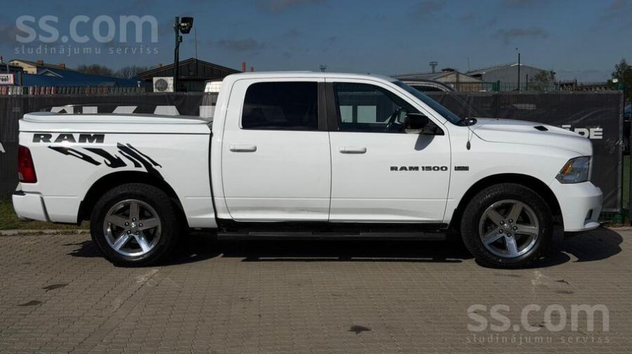 White Dodge RAM 2011 in Liepaja, with an engine capacity of 5.70 L and mileage of 285 thousand km for 17500 €, photo 7 on AUTOMOTO.COM.LV