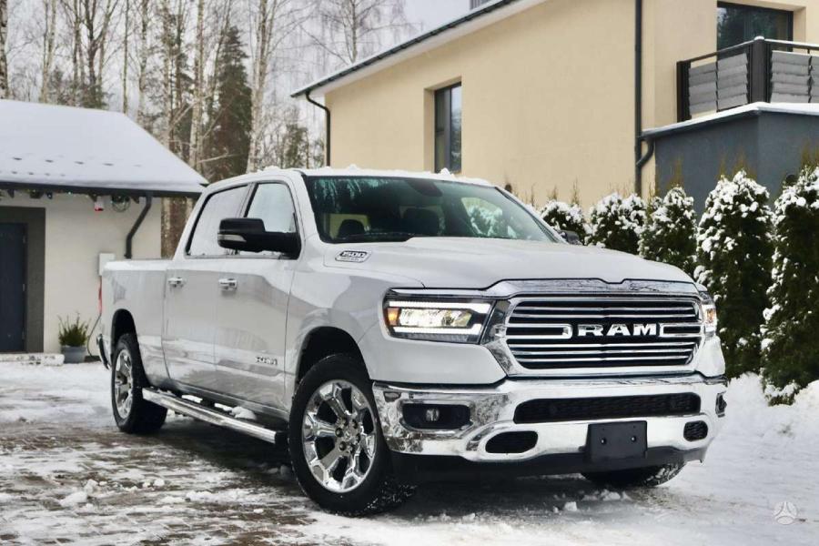 White Dodge RAM 2019 in Vilnius, with an engine capacity of 5.70 L and mileage of 87 thousand km for 34800 €, photo 4 on AUTOMOTO.COM.LV