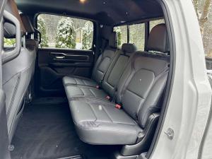 White Dodge RAM 2019 in Vilnius, with an engine capacity of 5.70 L and mileage of 87 thousand km for 34800 €, photo 12 on AUTOMOTO.COM.LV
