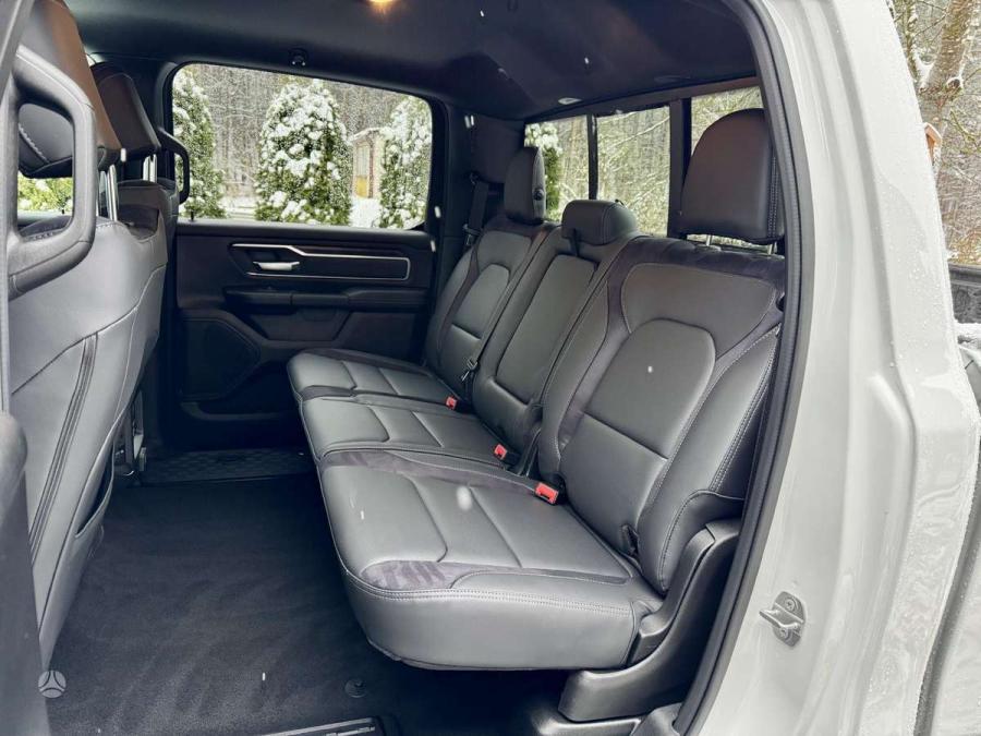 White Dodge RAM 2019 in Vilnius, with an engine capacity of 5.70 L and mileage of 87 thousand km for 34800 €, photo 12 on AUTOMOTO.COM.LV