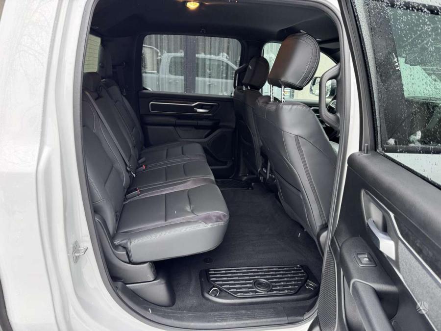 White Dodge RAM 2019 in Vilnius, with an engine capacity of 5.70 L and mileage of 87 thousand km for 34800 €, photo 14 on AUTOMOTO.COM.LV