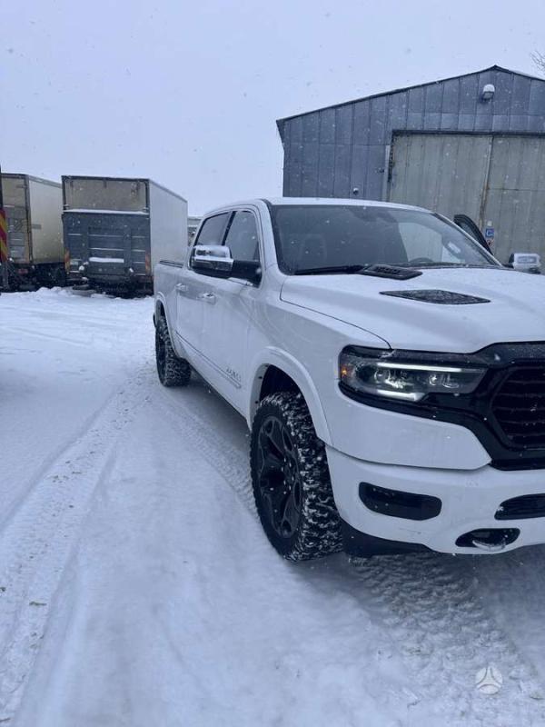 White Dodge RAM 2023 in Siauliai, with an engine capacity of 5.70 L and mileage of 27 thousand km for 67760 €, photo 1 on AUTOMOTO.COM.LV