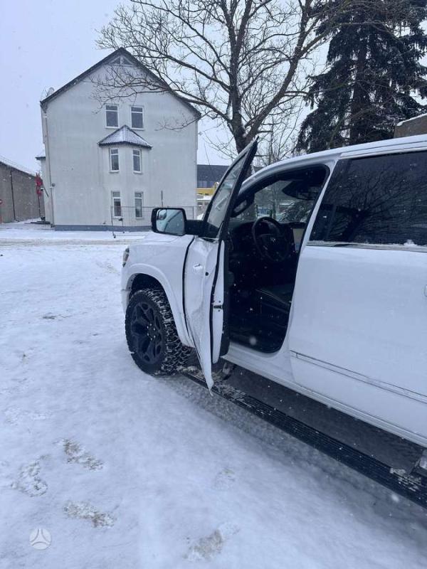 White Dodge RAM 2023 in Siauliai, with an engine capacity of 5.70 L and mileage of 27 thousand km for 67760 €, photo 3 on AUTOMOTO.COM.LV