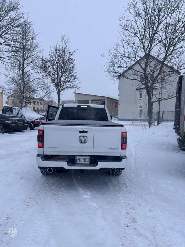 White Dodge RAM 2023 in Siauliai, with an engine capacity of 5.70 L and mileage of 27 thousand km for 67760 €, photo 4 on AUTOMOTO.COM.LV