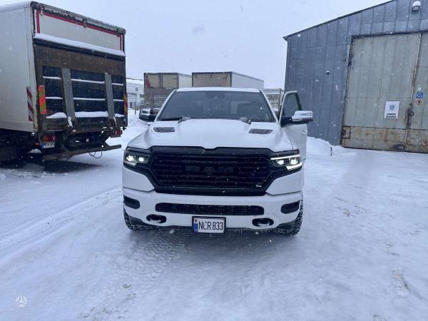 White Dodge RAM 2023 in Siauliai, with an engine capacity of 5.70 L and mileage of 27 thousand km for 67760 €, photo 6 on AUTOMOTO.COM.LV