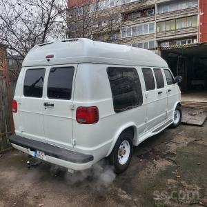 Balts Dodge RAM 1998 Rīga, ar dzinēja tilpumu 5.20 L un nobraukumu 190 tūkst. km par 18000 €, foto  vietnē AUTOMOTO.COM.LV