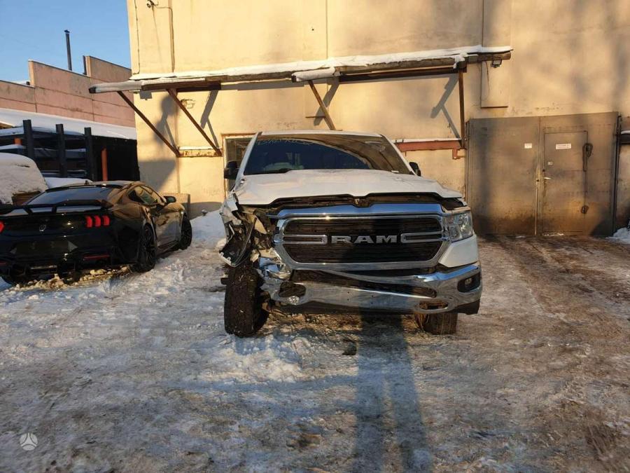 White Dodge RAM 2021 in Vilnius, with an engine capacity of 5.70 L and mileage of 220 thousand km for 11500 €, photo 1 on AUTOMOTO.COM.LV