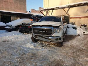 White Dodge RAM 2021 in Vilnius, with an engine capacity of 5.70 L and mileage of 220 thousand km for 11500 €, photo 3 on AUTOMOTO.COM.LV