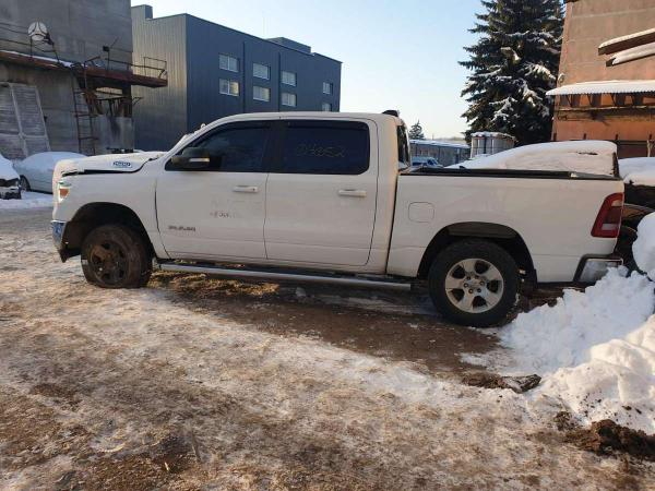 White Dodge RAM 2021 in Vilnius, with an engine capacity of 5.70 L and mileage of 220 thousand km for 11500 €, photo 5 on AUTOMOTO.COM.LV