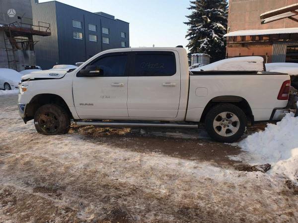 White Dodge RAM 2021 in Vilnius, with an engine capacity of 5.70 L and mileage of 220 thousand km for 11500 €, photo 7 on AUTOMOTO.COM.LV