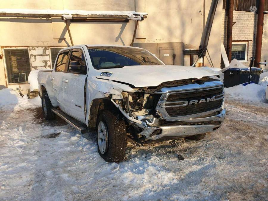White Dodge RAM 2021 in Vilnius, with an engine capacity of 5.70 L and mileage of 220 thousand km for 11500 €, photo 9 on AUTOMOTO.COM.LV