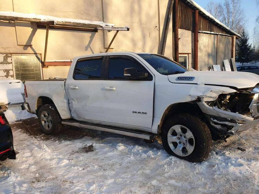 White Dodge RAM 2021 in Vilnius, with an engine capacity of 5.70 L and mileage of 220 thousand km for 11500 €, photo 11 on AUTOMOTO.COM.LV
