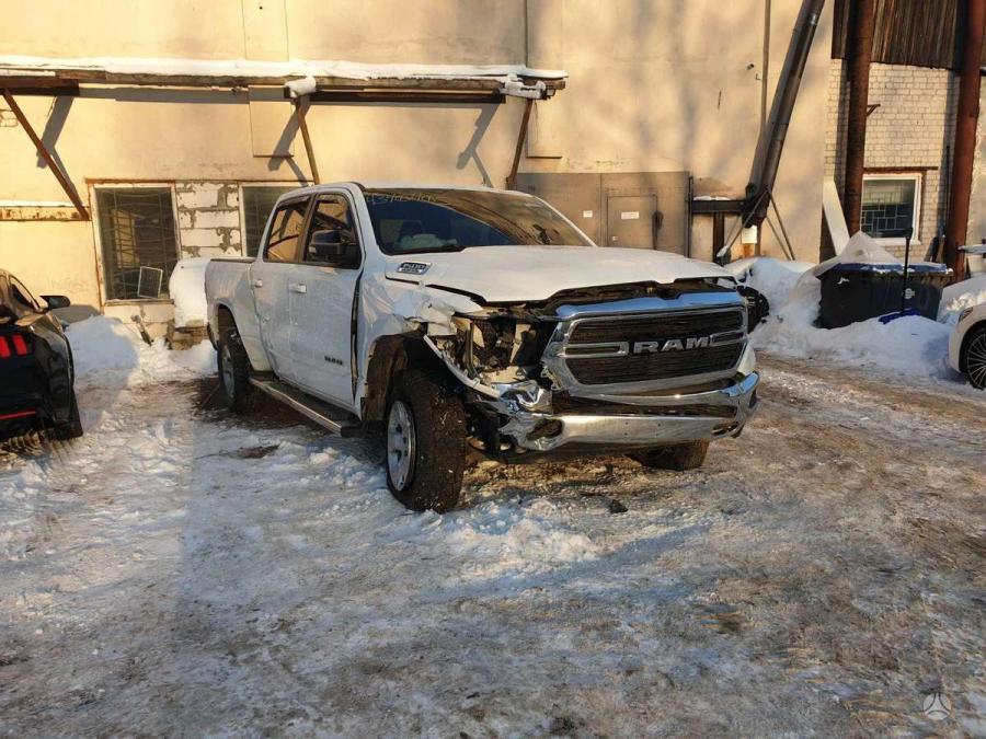 White Dodge RAM 2021 in Vilnius, with an engine capacity of 5.70 L and mileage of 220 thousand km for 11500 €, photo 13 on AUTOMOTO.COM.LV