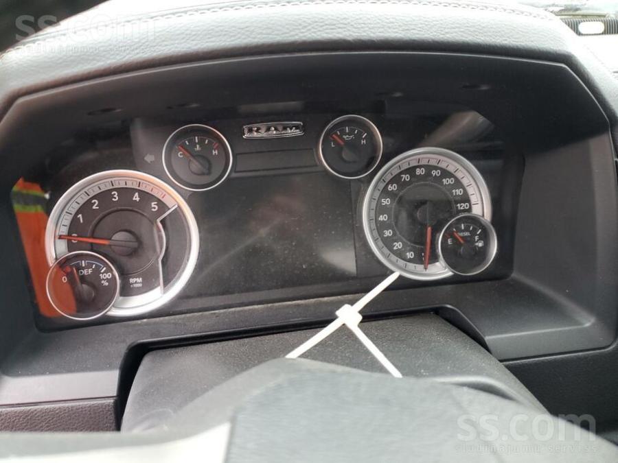White Dodge RAM 2014 in Riga, with an engine capacity of 3.00 L and mileage of 144 thousand km for 9900 €, photo 11 on AUTOMOTO.COM.LV