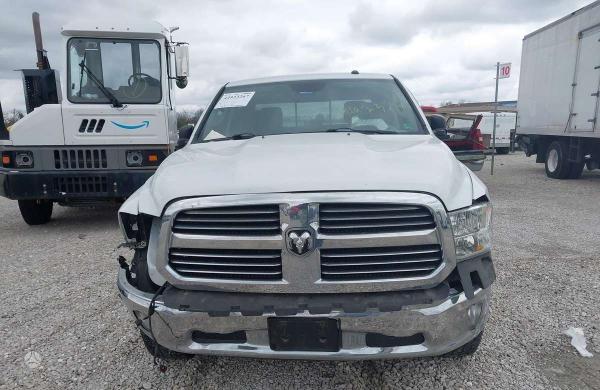 White Dodge RAM 2015 in Vilnius, with an engine capacity of 5.65 L and mileage of 341 thousand km for 7700 €, photo 3 on AUTOMOTO.COM.LV