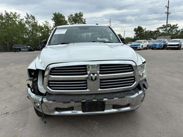 White Dodge RAM 2015 in Vilnius, with an engine capacity of 5.65 L and mileage of 341 thousand km for 7700 €, photo 4 on AUTOMOTO.COM.LV