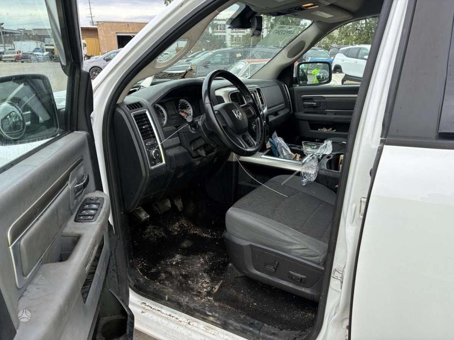 Balts Dodge RAM 2015 Viļņa, ar dzinēja tilpumu 5.65 L un nobraukumu 341 tūkst. km par 7700 €, foto 15 vietnē AUTOMOTO.COM.LV