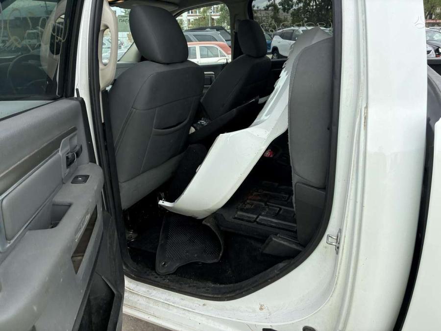 Balts Dodge RAM 2015 Viļņa, ar dzinēja tilpumu 5.65 L un nobraukumu 341 tūkst. km par 7700 €, foto 18 vietnē AUTOMOTO.COM.LV