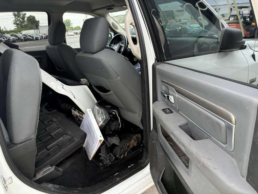 Balts Dodge RAM 2015 Viļņa, ar dzinēja tilpumu 5.65 L un nobraukumu 341 tūkst. km par 7700 €, foto 20 vietnē AUTOMOTO.COM.LV