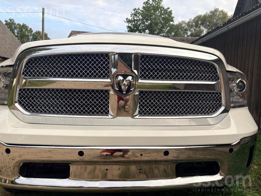 White Dodge RAM 2018 in Gulbene, with an engine capacity of 3.00 L and mileage of 75 thousand km for 19965 €, photo 3 on AUTOMOTO.COM.LV