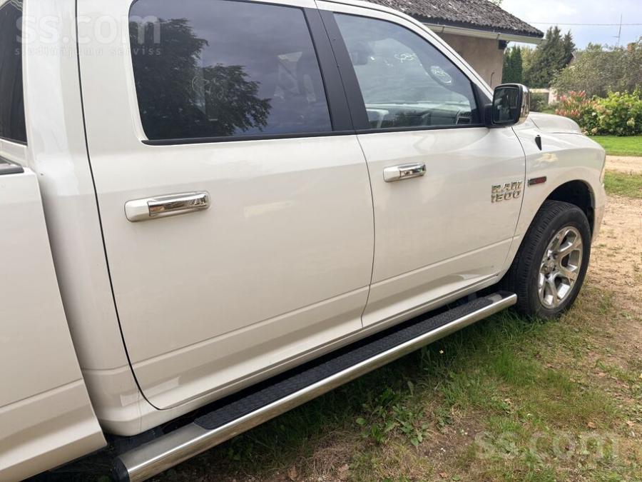 White Dodge RAM 2018 in Gulbene, with an engine capacity of 3.00 L and mileage of 75 thousand km for 19965 €, photo 4 on AUTOMOTO.COM.LV