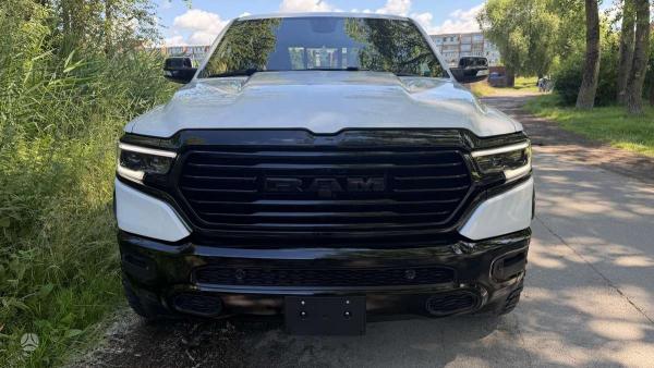White Dodge RAM 2019 in Klaipeda, with an engine capacity of 5.65 L and mileage of 101 thousand km for 42350 €, photo 2 on AUTOMOTO.COM.LV