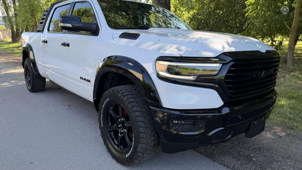 White Dodge RAM 2019 in Klaipeda, with an engine capacity of 5.65 L and mileage of 101 thousand km for 42350 €, photo 6 on AUTOMOTO.COM.LV