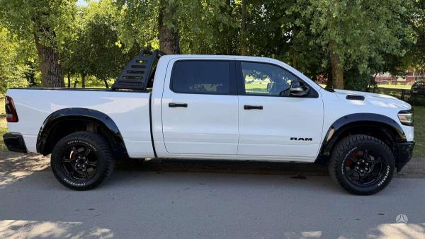White Dodge RAM 2019 in Klaipeda, with an engine capacity of 5.65 L and mileage of 101 thousand km for 42350 €, photo 7 on AUTOMOTO.COM.LV