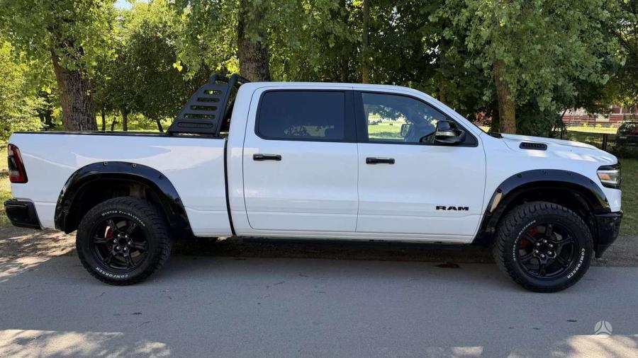 Balts Dodge RAM 2019 Klaipėda, ar dzinēja tilpumu 5.65 L un nobraukumu 101 tūkst. km par 42350 €, foto 8 vietnē AUTOMOTO.COM.LV