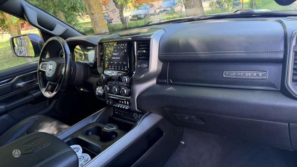 White Dodge RAM 2019 in Klaipeda, with an engine capacity of 5.65 L and mileage of 101 thousand km for 42350 €, photo 8 on AUTOMOTO.COM.LV