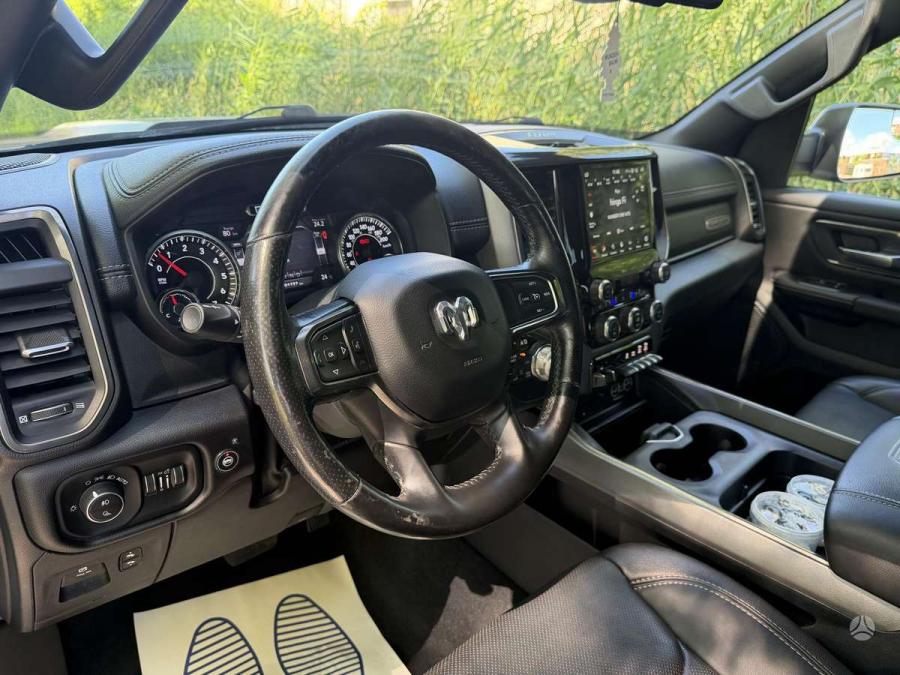 Balts Dodge RAM 2019 Klaipėda, ar dzinēja tilpumu 5.65 L un nobraukumu 101 tūkst. km par 42350 €, foto 12 vietnē AUTOMOTO.COM.LV