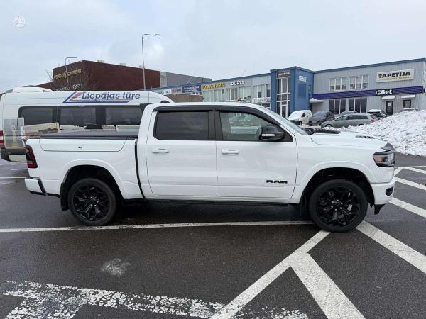 White Dodge RAM 2021 in Palanga, with an engine capacity of 5.70 L and mileage of 76 thousand km for 46500 €, photo 4 on AUTOMOTO.COM.LV