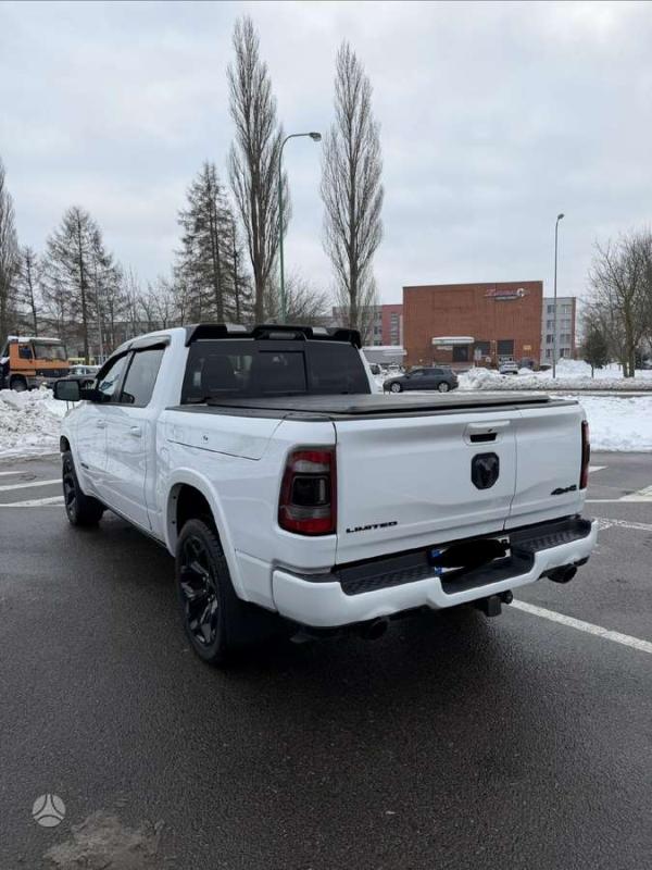White Dodge RAM 2021 in Palanga, with an engine capacity of 5.70 L and mileage of 76 thousand km for 46500 €, photo 6 on AUTOMOTO.COM.LV