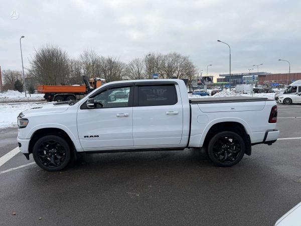 White Dodge RAM 2021 in Palanga, with an engine capacity of 5.70 L and mileage of 76 thousand km for 46500 €, photo 7 on AUTOMOTO.COM.LV
