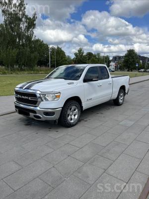 White Dodge RAM 2022 in Riga, with an engine capacity of 5.70 L and mileage of 63 thousand km for 30000 €, photo 3 on AUTOMOTO.COM.LV