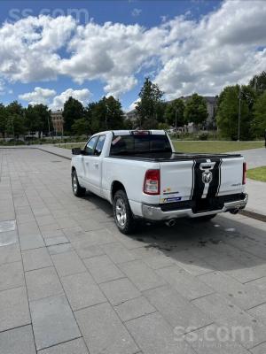 White Dodge RAM 2022 in Riga, with an engine capacity of 5.70 L and mileage of 63 thousand km for 30000 €, photo 4 on AUTOMOTO.COM.LV