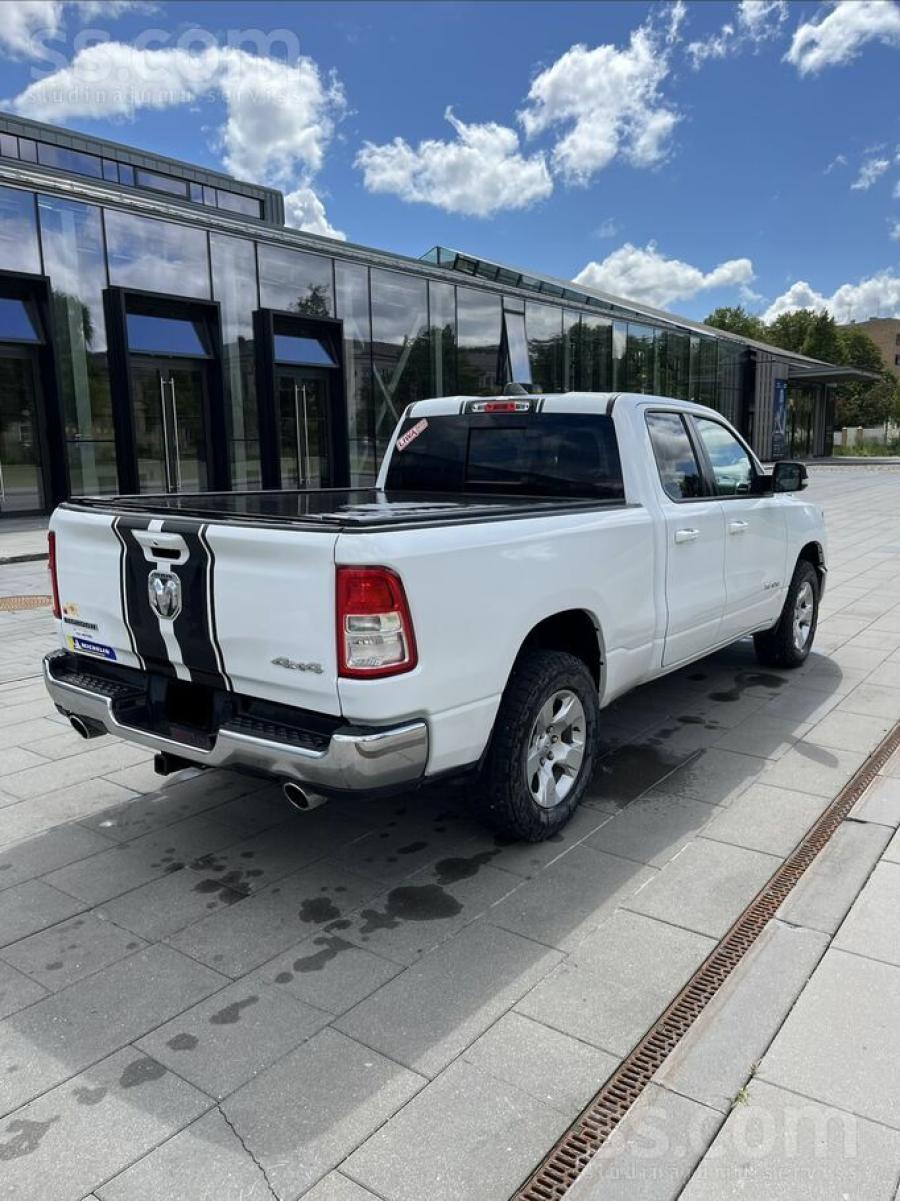 White Dodge RAM 2022 in Riga, with an engine capacity of 5.70 L and mileage of 63 thousand km for 30000 €, photo 5 on AUTOMOTO.COM.LV