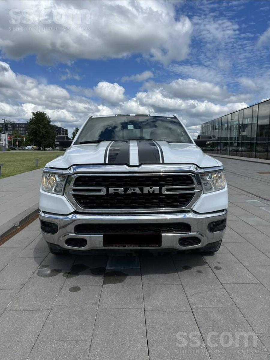 White Dodge RAM 2022 in Riga, with an engine capacity of 5.70 L and mileage of 63 thousand km for 30000 €, photo 6 on AUTOMOTO.COM.LV