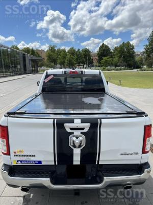 White Dodge RAM 2022 in Riga, with an engine capacity of 5.70 L and mileage of 63 thousand km for 30000 €, photo 7 on AUTOMOTO.COM.LV