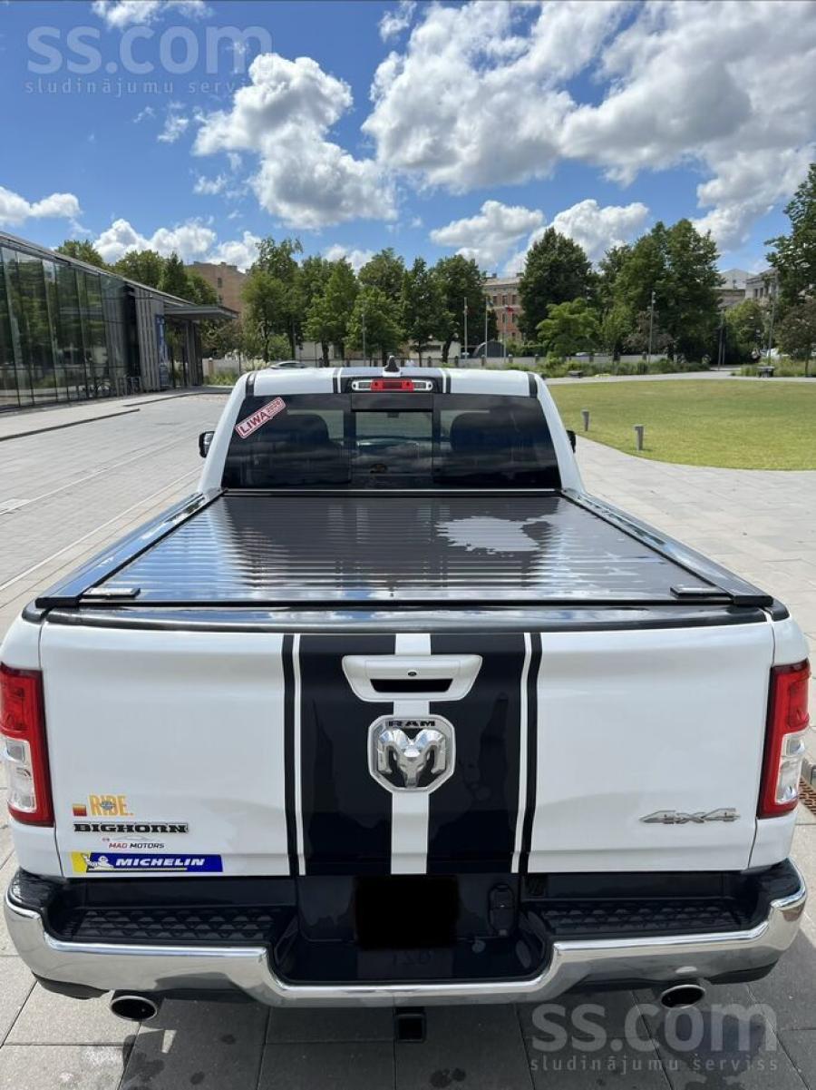 White Dodge RAM 2022 in Riga, with an engine capacity of 5.70 L and mileage of 63 thousand km for 30000 €, photo 7 on AUTOMOTO.COM.LV
