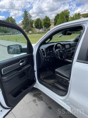 White Dodge RAM 2022 in Riga, with an engine capacity of 5.70 L and mileage of 63 thousand km for 30000 €, photo 8 on AUTOMOTO.COM.LV