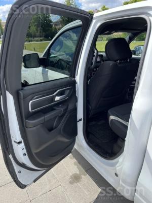 White Dodge RAM 2022 in Riga, with an engine capacity of 5.70 L and mileage of 63 thousand km for 30000 €, photo 9 on AUTOMOTO.COM.LV