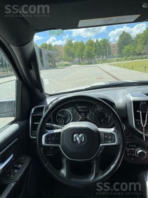 White Dodge RAM 2022 in Riga, with an engine capacity of 5.70 L and mileage of 63 thousand km for 30000 €, photo 11 on AUTOMOTO.COM.LV