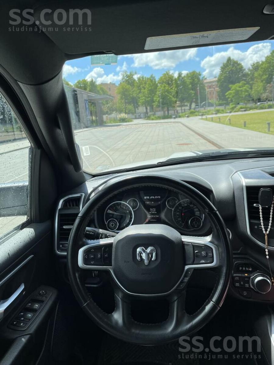 White Dodge RAM 2022 in Riga, with an engine capacity of 5.70 L and mileage of 63 thousand km for 30000 €, photo 11 on AUTOMOTO.COM.LV