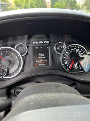 White Dodge RAM 2022 in Riga, with an engine capacity of 5.70 L and mileage of 63 thousand km for 30000 €, photo 12 on AUTOMOTO.COM.LV