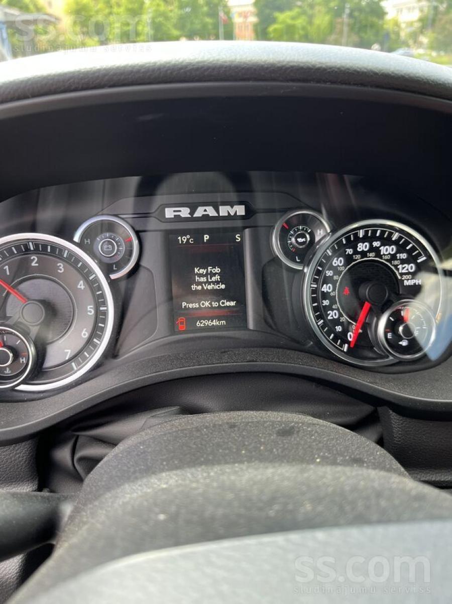 White Dodge RAM 2022 in Riga, with an engine capacity of 5.70 L and mileage of 63 thousand km for 30000 €, photo 12 on AUTOMOTO.COM.LV