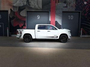 Balts Dodge RAM 2023 Kauņa, ar dzinēja tilpumu 5.70 L un nobraukumu 34 tūkst. km par 50820 €, foto  vietnē AUTOMOTO.COM.LV