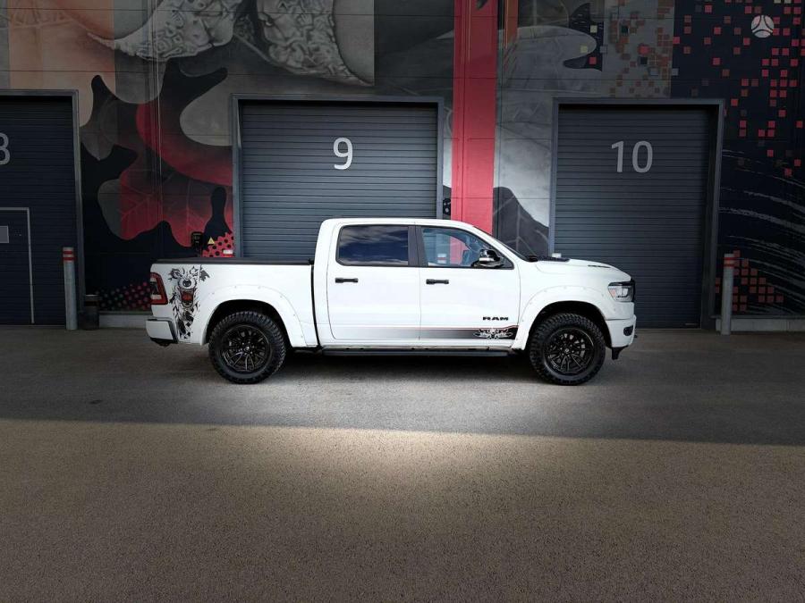 Balts Dodge RAM 2023 Kauņa, ar dzinēja tilpumu 5.70 L un nobraukumu 34 tūkst. km par 50820 €, foto 1 vietnē AUTOMOTO.COM.LV