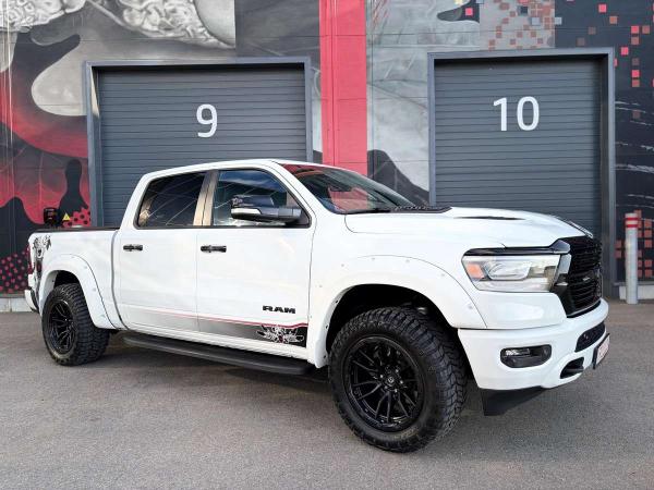White Dodge RAM 2023 in Kaunas, with an engine capacity of 5.70 L and mileage of 34 thousand km for 50820 €, photo 2 on AUTOMOTO.COM.LV