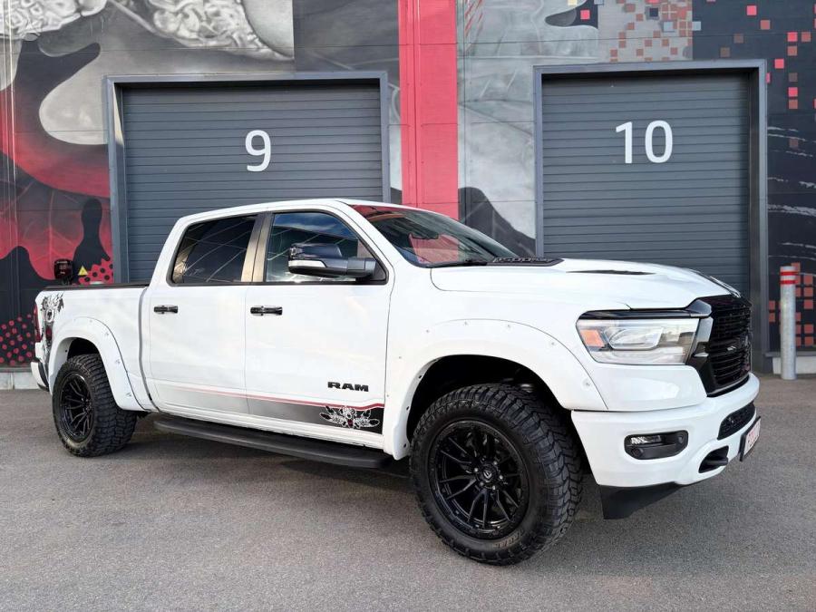 Balts Dodge RAM 2023 Kauņa, ar dzinēja tilpumu 5.70 L un nobraukumu 34 tūkst. km par 50820 €, foto 3 vietnē AUTOMOTO.COM.LV